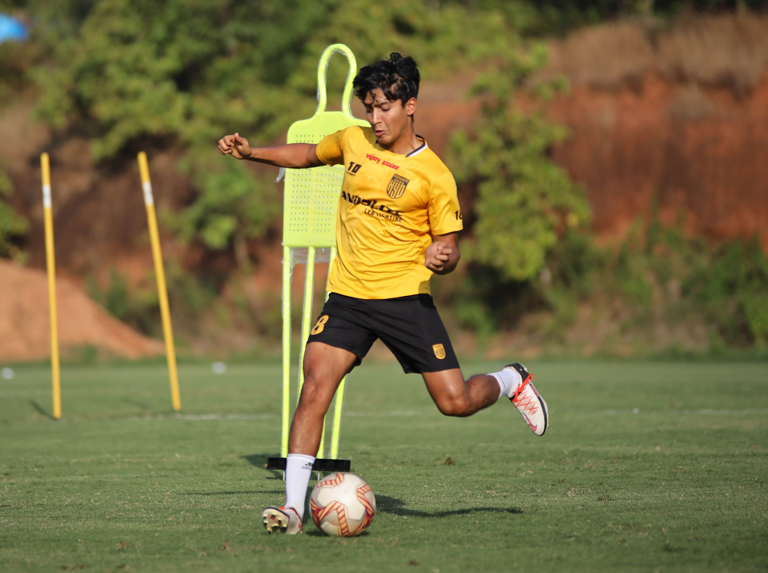 Hitesh Sharma signs two-year extension with Hyderabad FC!