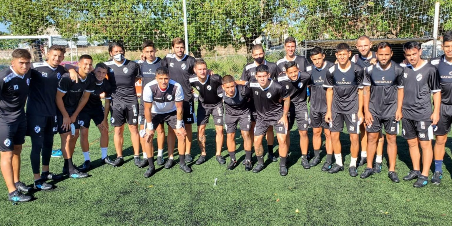 UMBRO hands Club Atlético Claypole squad same boots!