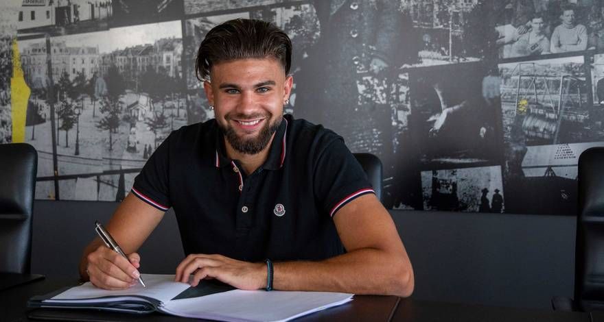 Borussia Dortmund extend Antonios Papadopoulos' contract!