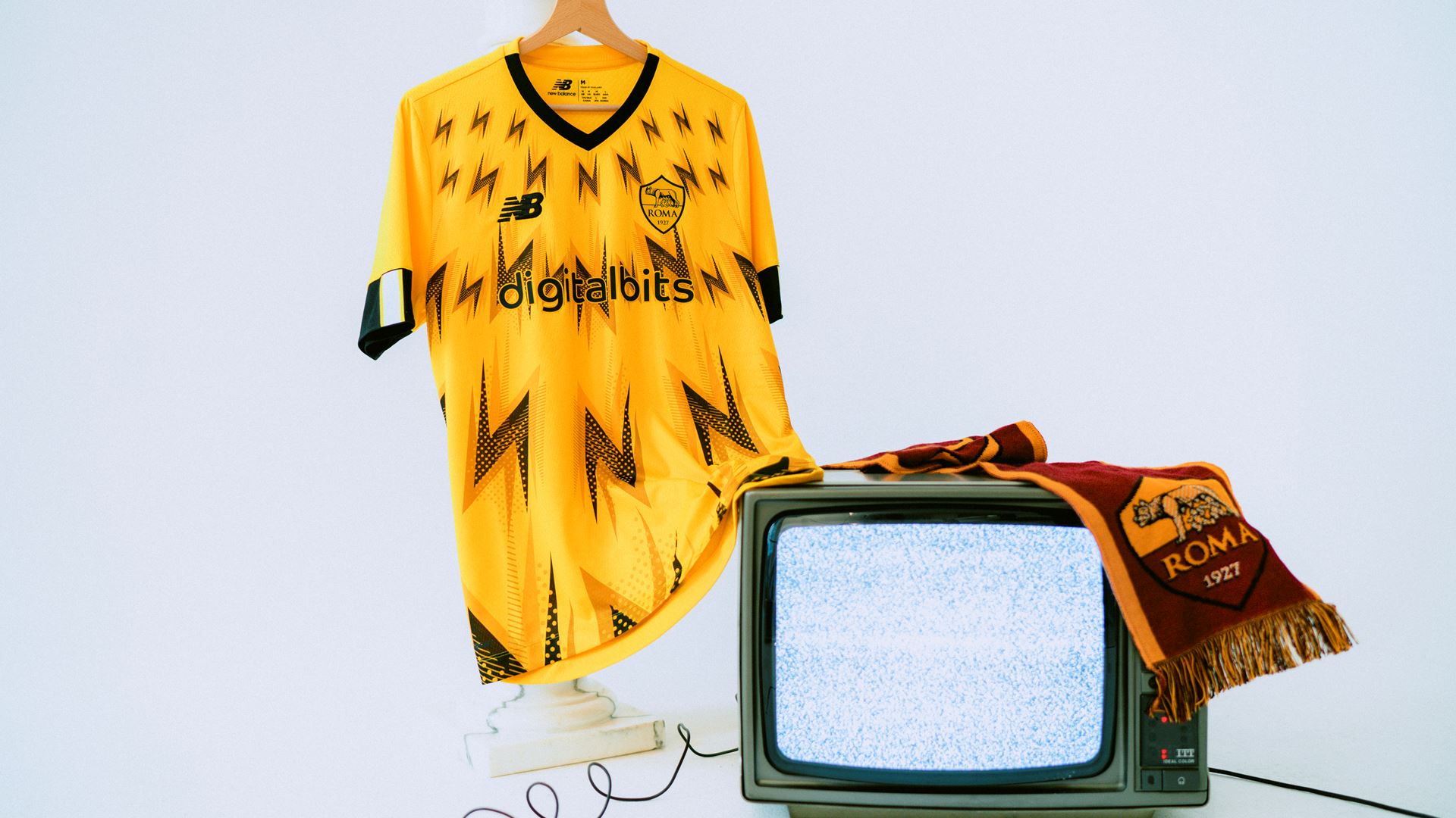 New Balance reveals AS Roma 2022/23 eSports Jersey!