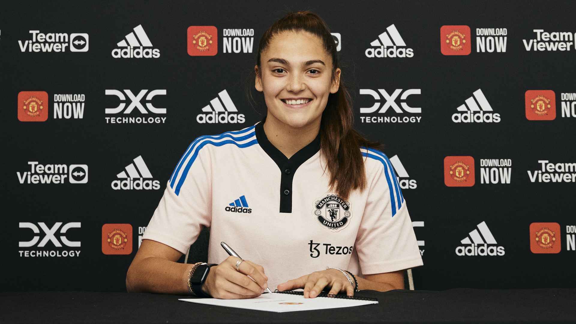 Indian origin Safia Middleton-Patel signs first pro contract at Manchester United Women!