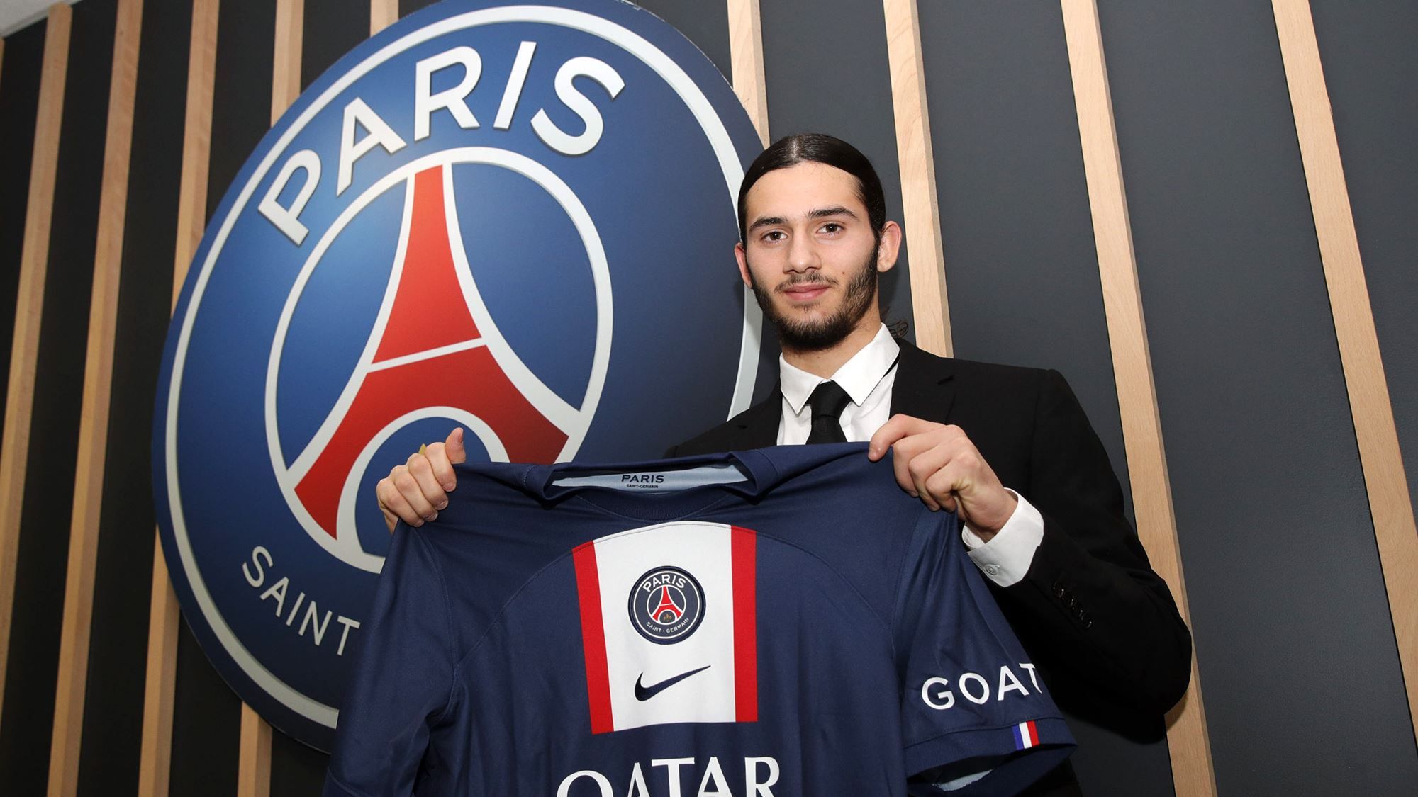 Ilyes Housni signs his first professional contract at Paris Saint-Germain!