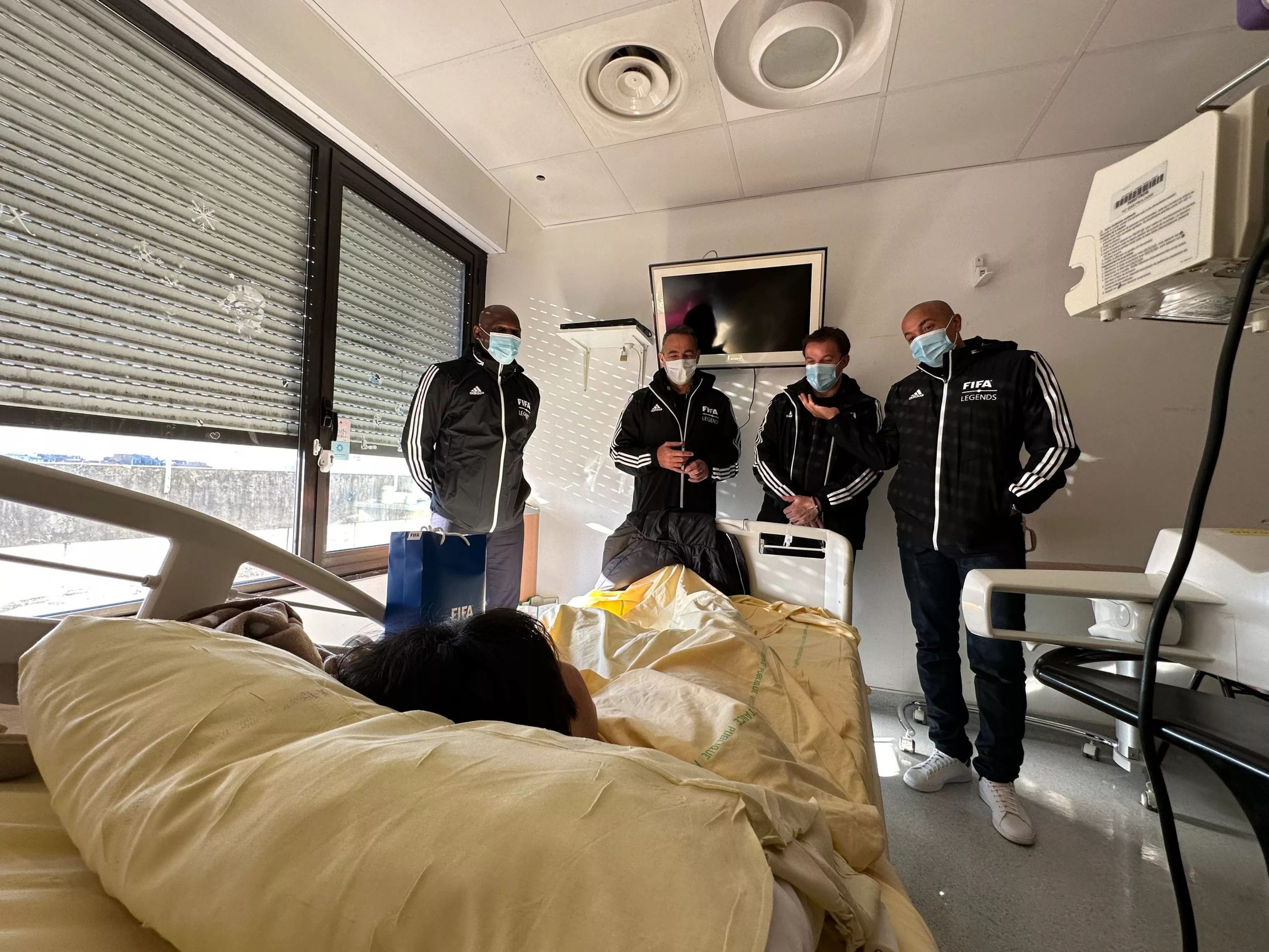 FIFA Legends bring smiles to faces on Paris hospital visit!