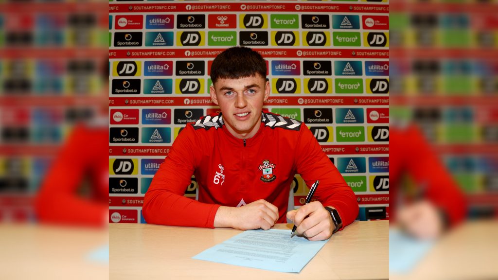 Matt Carson signs first professional Southampton FC contract!