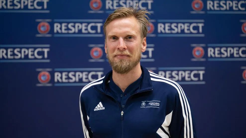 Latest UEFA Pro licence exchange key for coach Poulsen's progress!