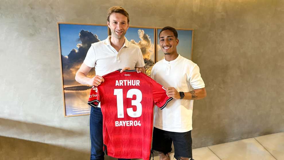 Bayer Leverkusen sign young Brazilian international Arthur!