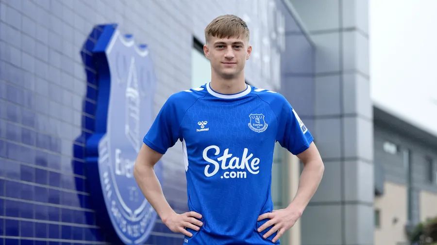 Sean McAllister signs new Everton FC contract!