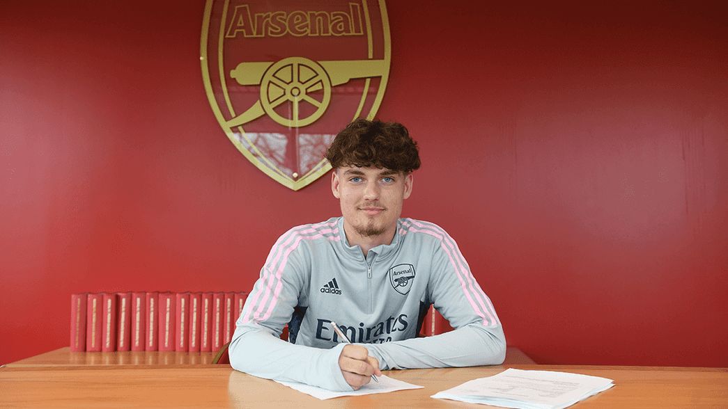 Michal Rosiak signs professional Arsenal FC contract!