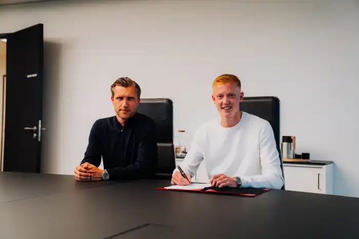 Eintracht Frankfurt sign Swedish teenager Hugo Larsson!