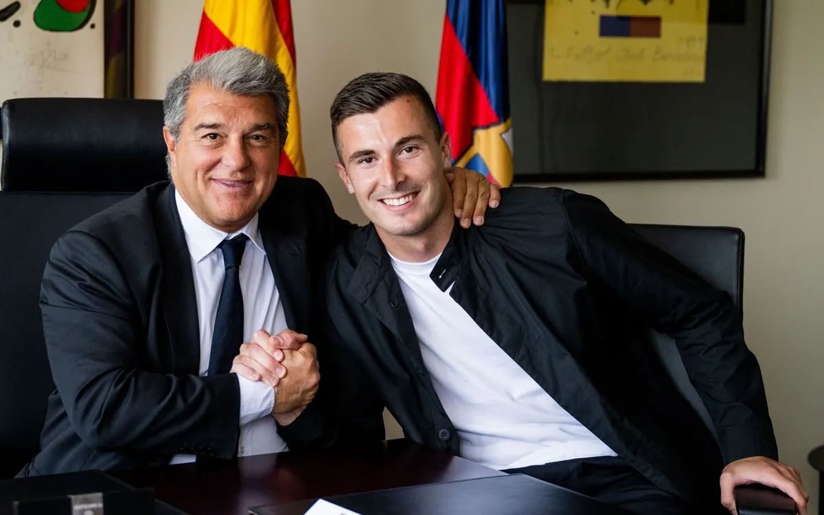 Keeper Inaki Pena extends FC Barcelona contract until 2026!