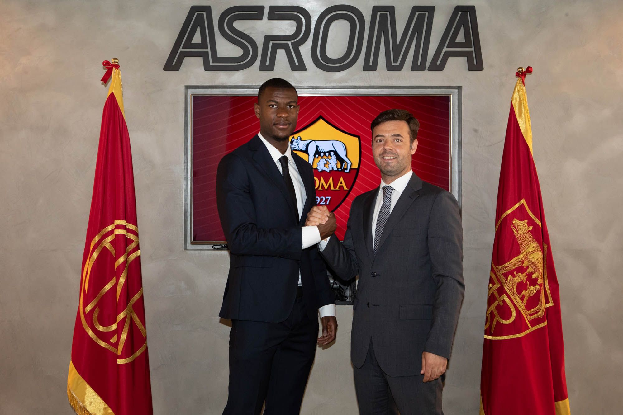 AS Roma sign defender Evan Ndicka!