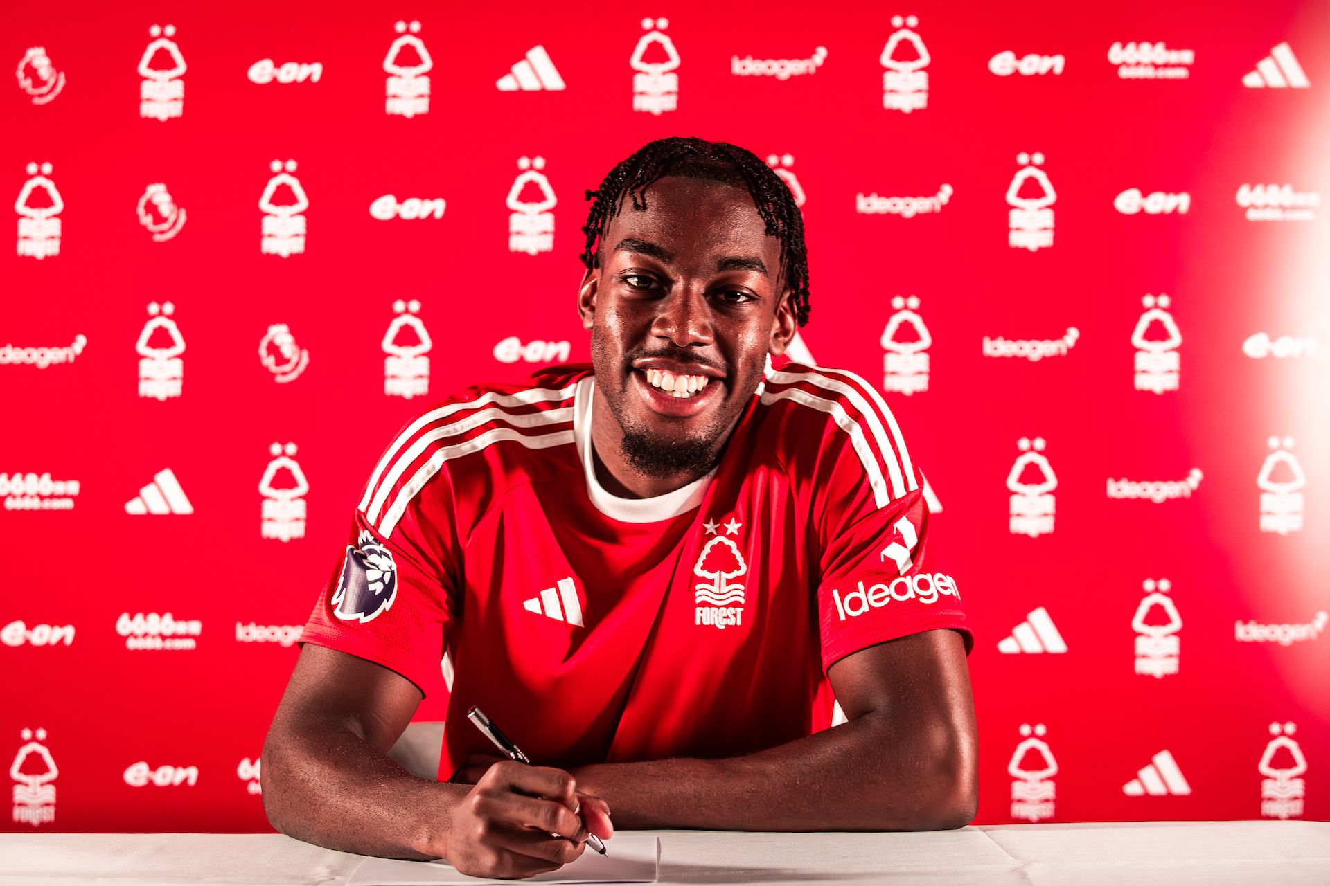 Nottingham Forest sign forward Anthony Elanga!