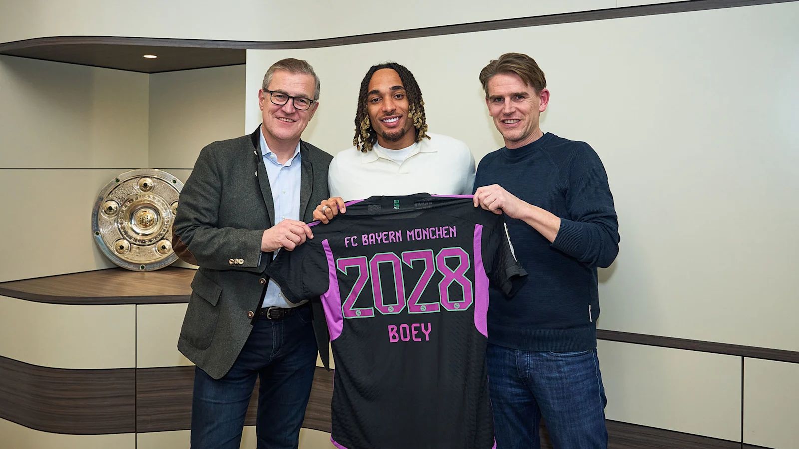 Bayern Munich sign defender Sacha Boey!