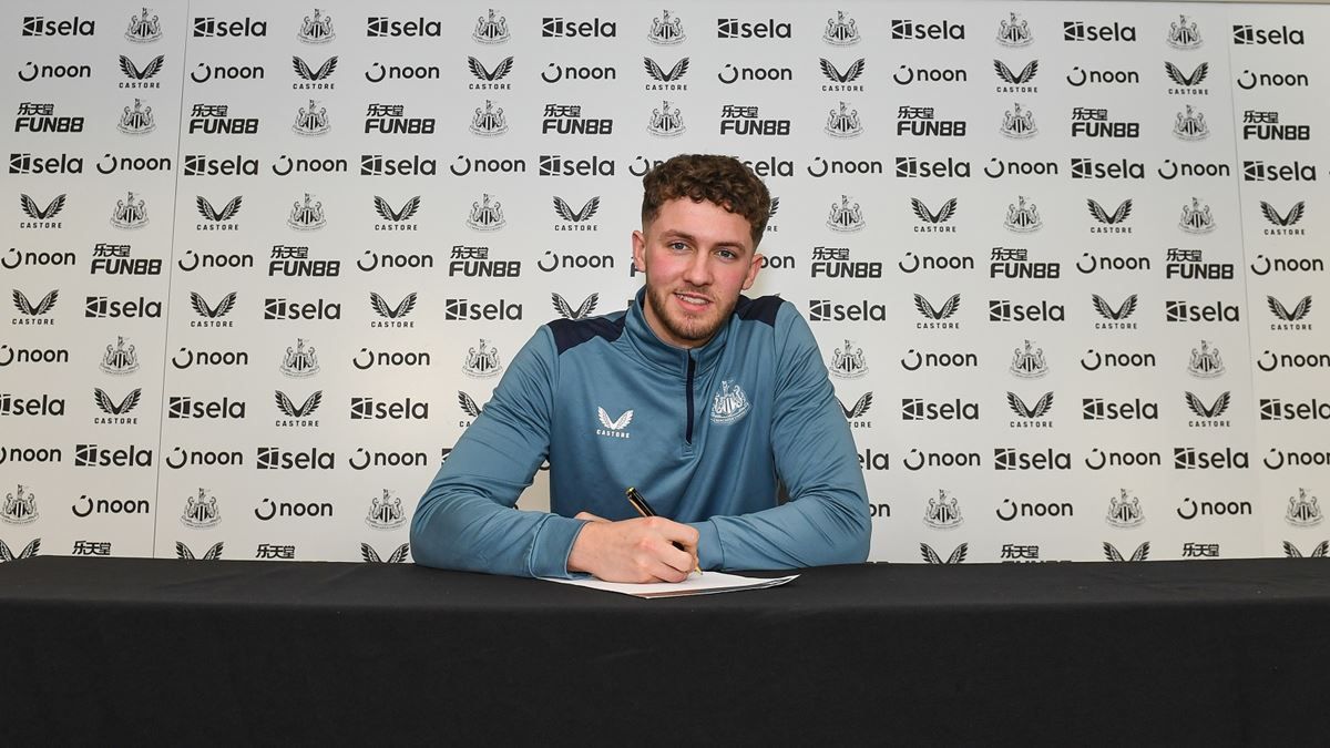 Teenage goalkeeper Max Thompson signs new Newcastle United contract!
