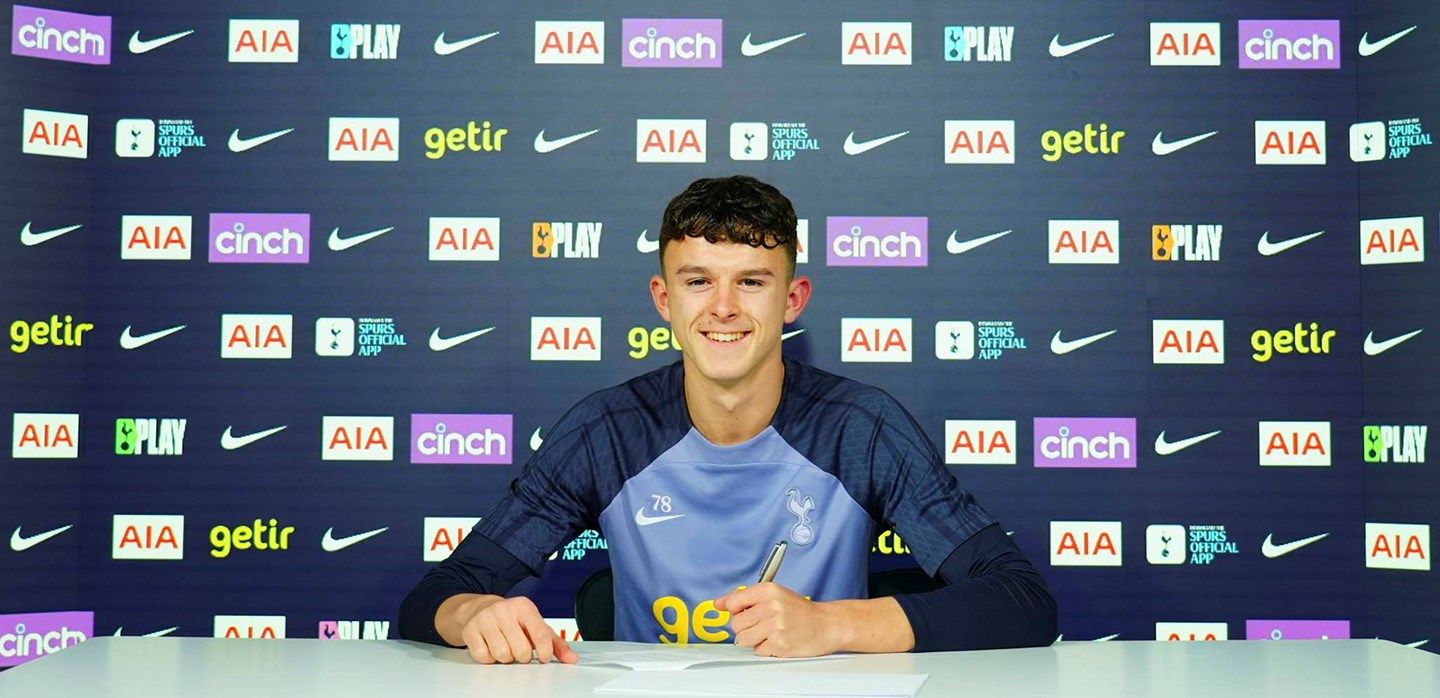 Tottenham Hotspur hand Maeson King pro contract!