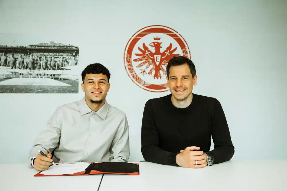 Anas Alaoui signs professional Eintracht Frankfurt contract!